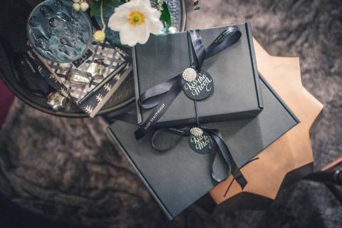 SOS GIFT SERVICE – Kiss the Moon