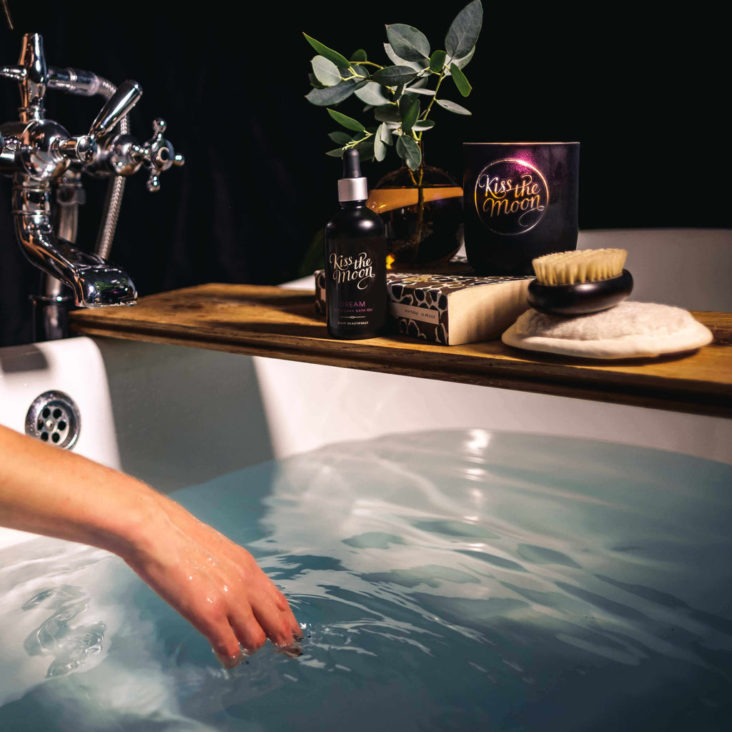 THE ULTIMATE SOOTHING NIGHT-TIME REGIME – Kiss the Moon