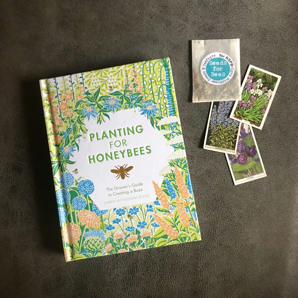 THINKING BEE – Kiss the Moon